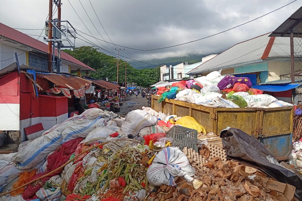 DLH Akui Kendala Teknis, Sampah Menumpuk di Pasar Gamalama - Istana FM